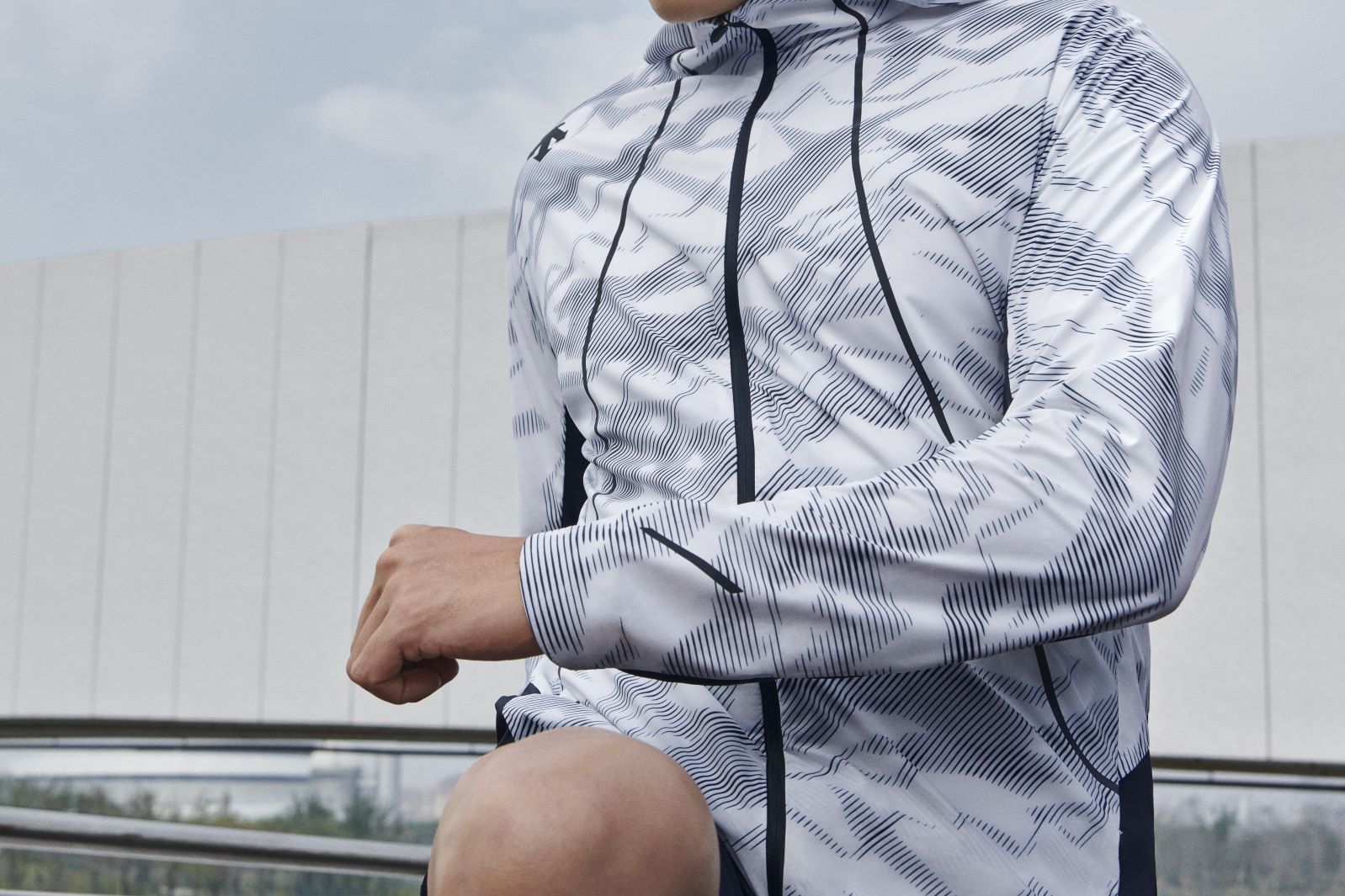 DESCENTE AWAKEN Series Triathlon Running Jacket: Performance Meets ...