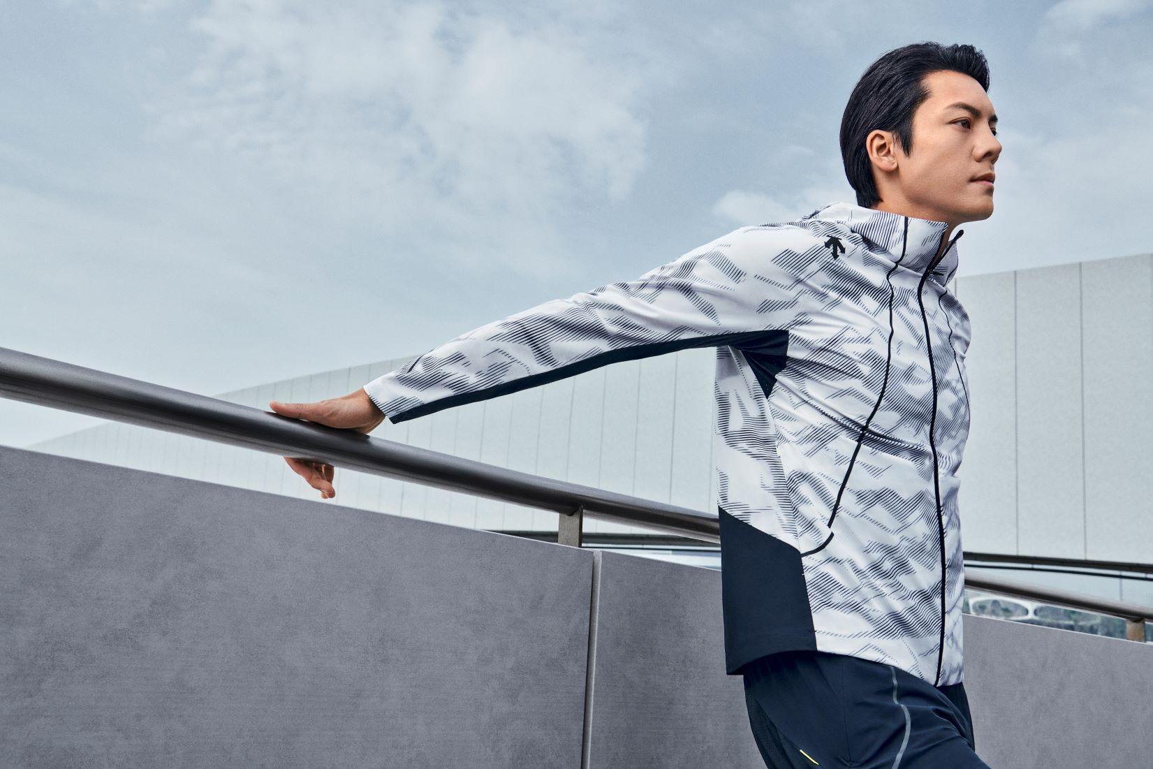 DESCENTE AWAKEN Series Triathlon Running Jacket: Performance Meets ...